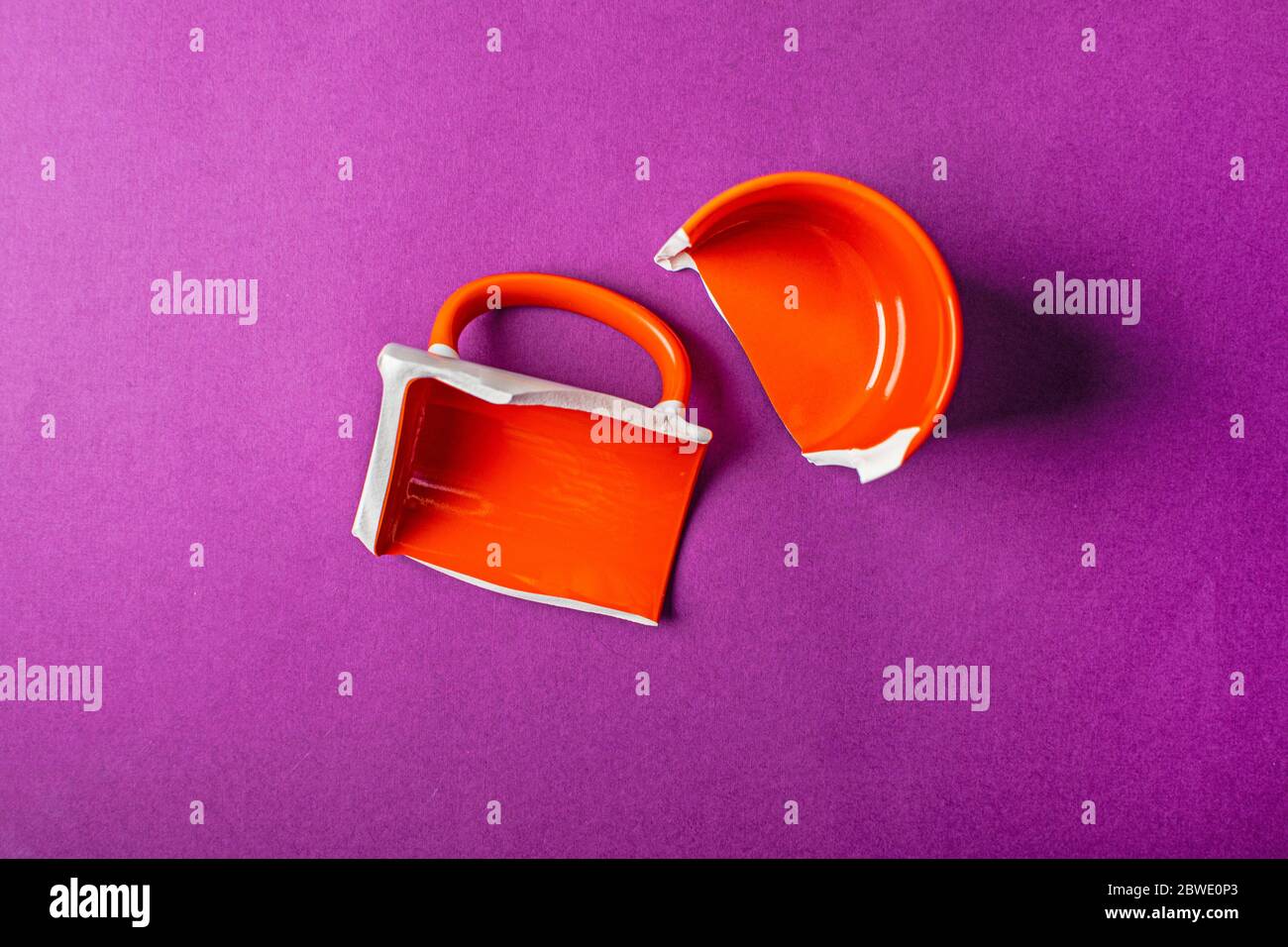 White broken mug hi-res stock photography and images - Alamy