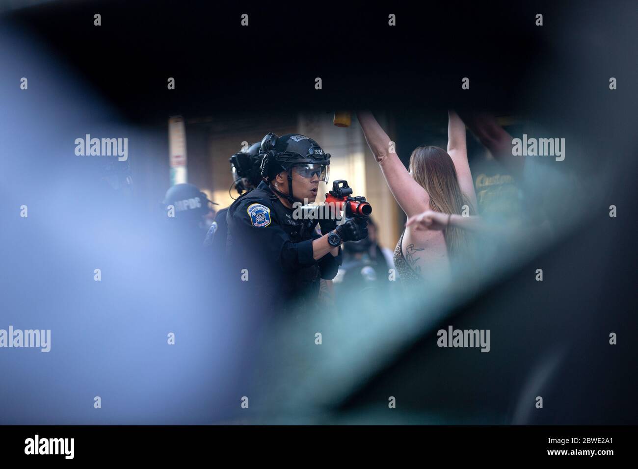 Shattered window 2020 hi-res stock photography and images - Alamy