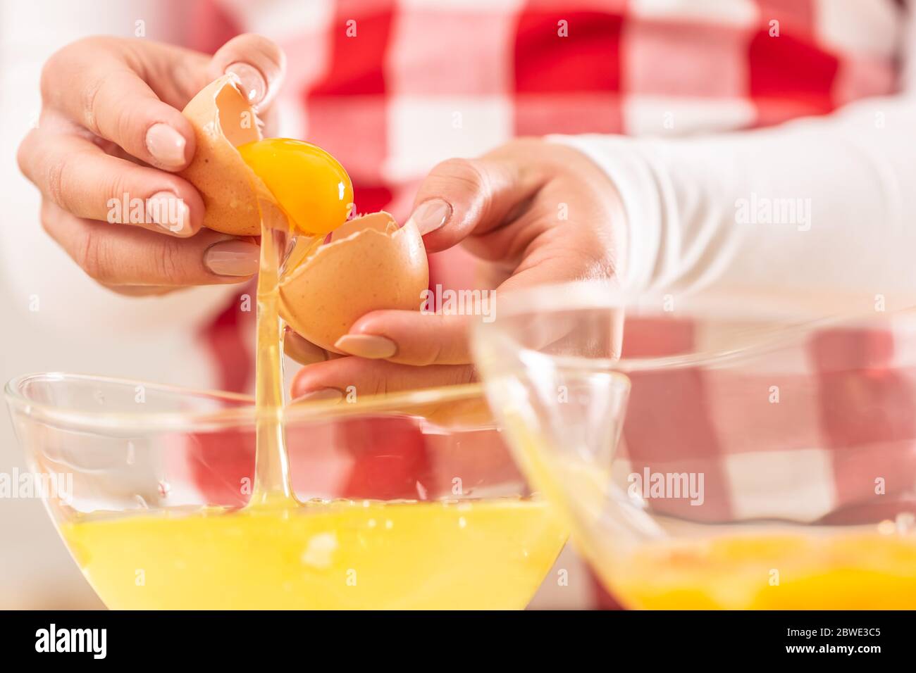 Womans hands separating egg hi-res stock photography and images - Alamy