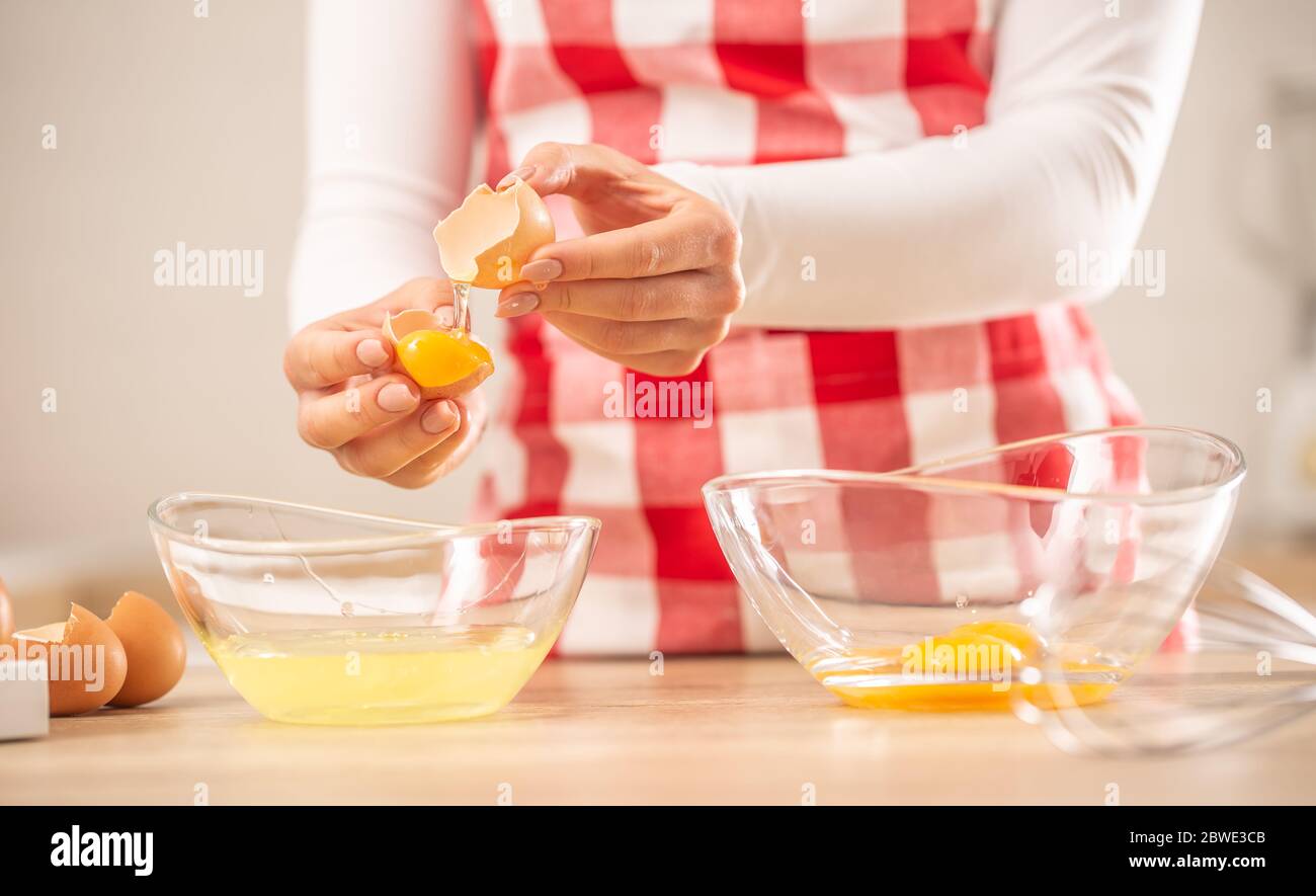 Womans hands separating egg hi-res stock photography and images - Alamy