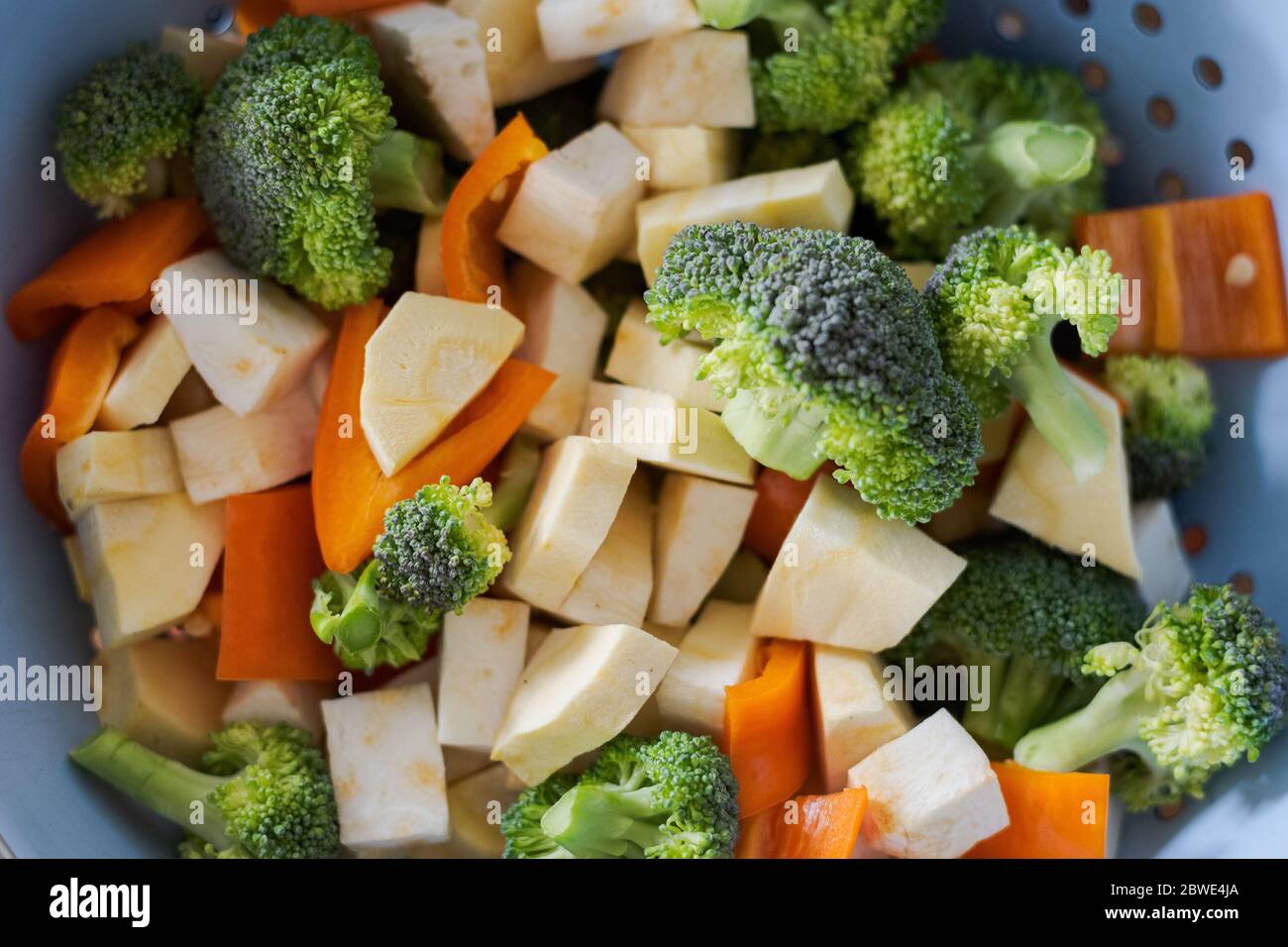 Cut and raw vegetables in strainer, broccoli, carrots Stock Photo - Alamy