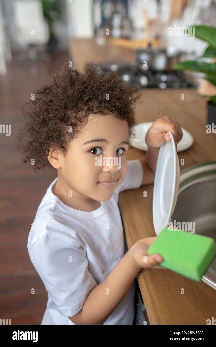 African child holding a plate hi-res stock photography and images - Alamy