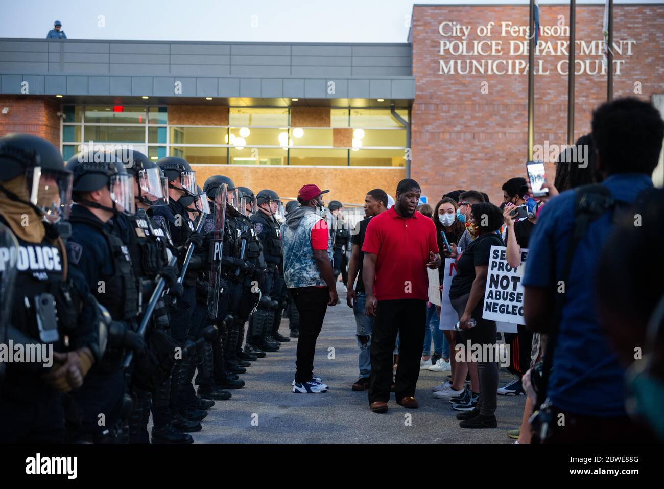 Ferguson, Missouri, USA. 31st May, 2020. A police officer on the roof ...