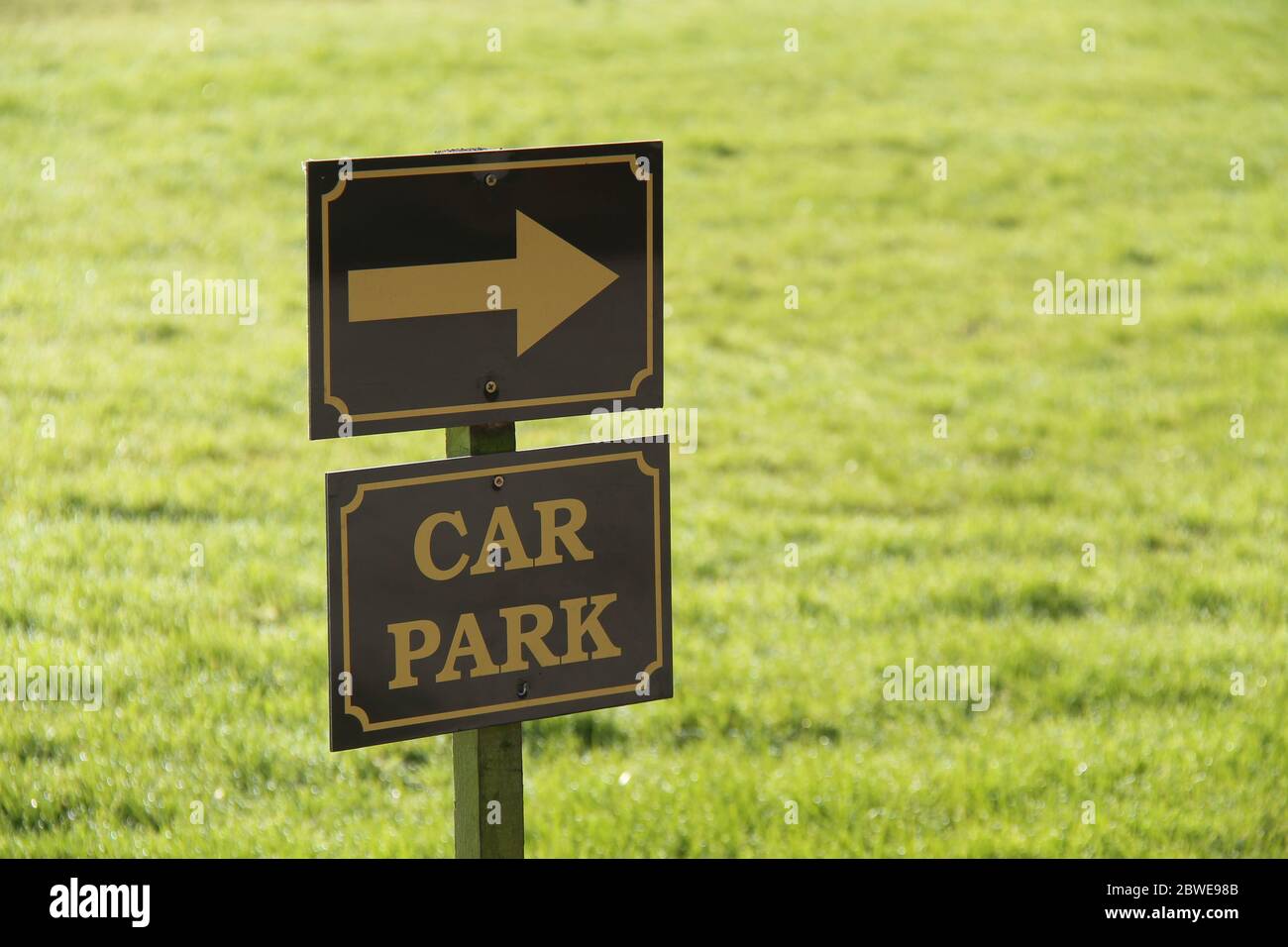 A Directional Sign and Arrow for a Car Park Stock Photo - Alamy