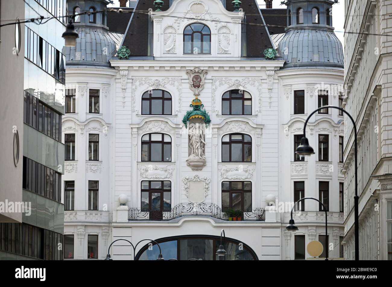 old building with statue exterior in Vienna Austria Stock Photo - Alamy