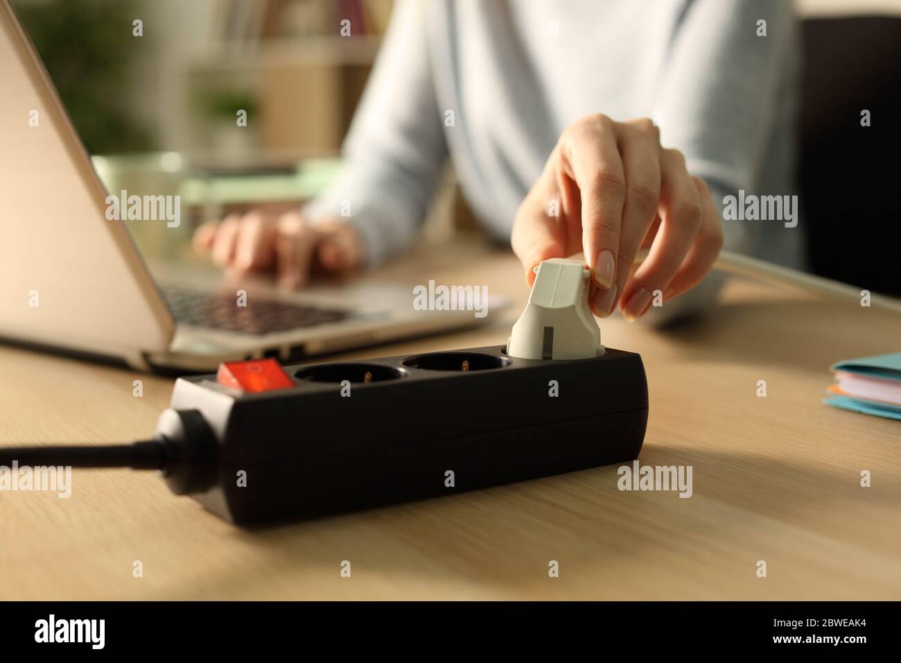 Person unplugging a plug hi-res stock photography and images - Alamy