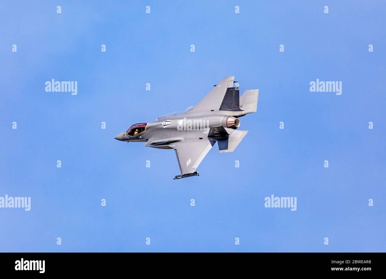 A Lockheed Martin F-35A Lightning II jet fighter makes a banking left ...