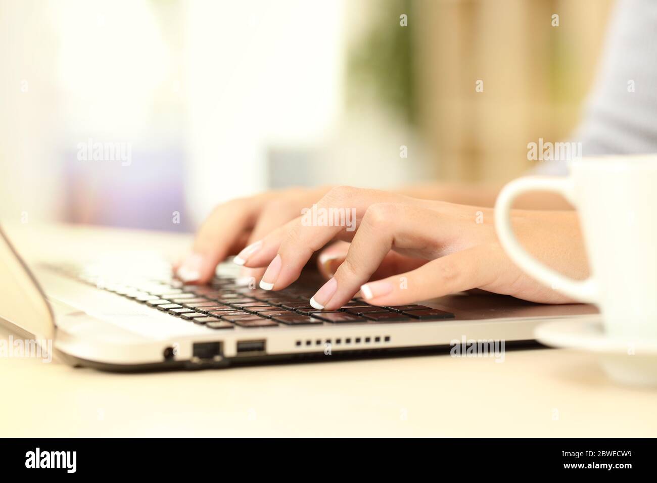 Hands typing hi-res stock photography and images - Alamy