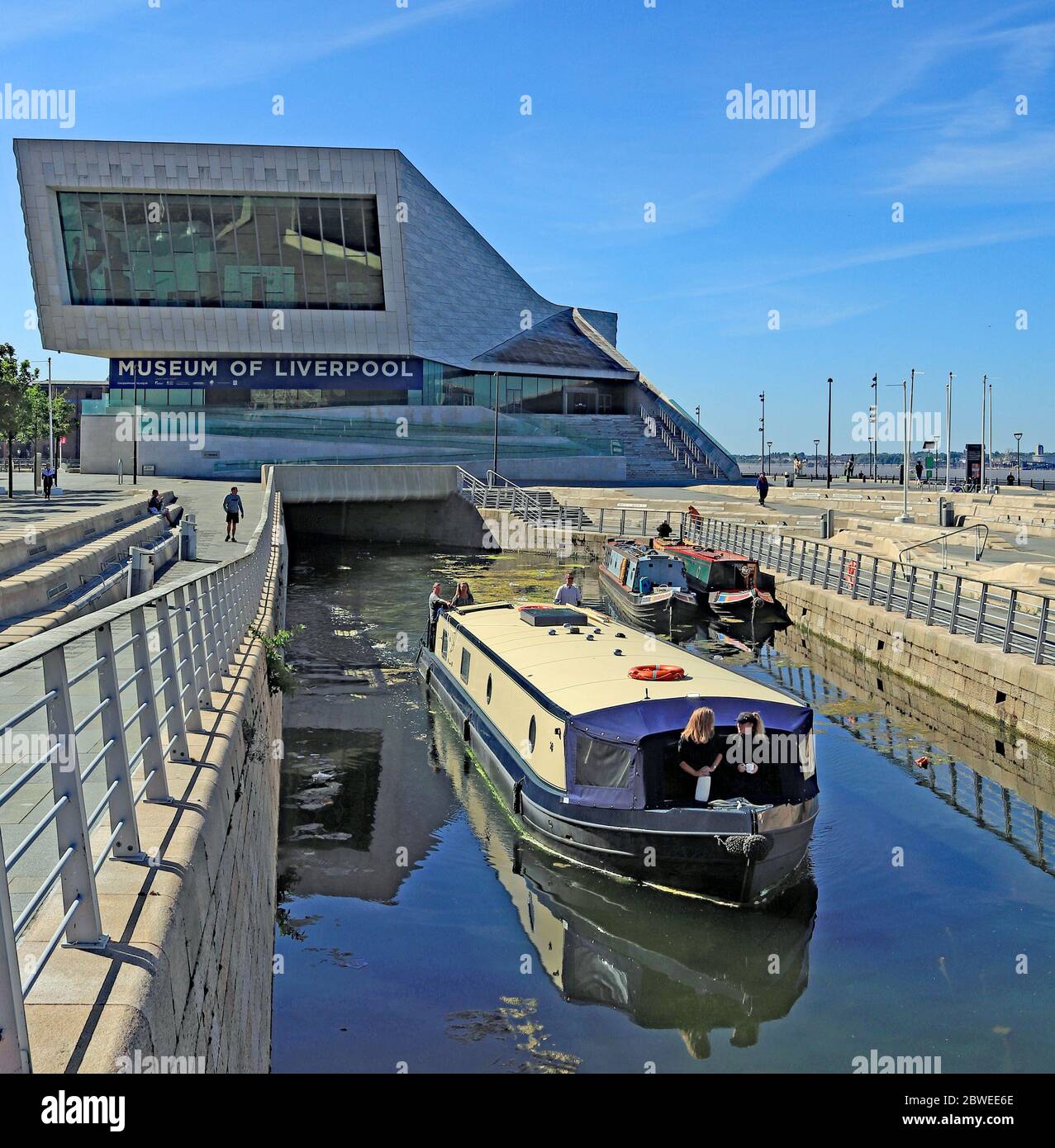 Canal under the museum of liverpool hi-res stock photography and images ...