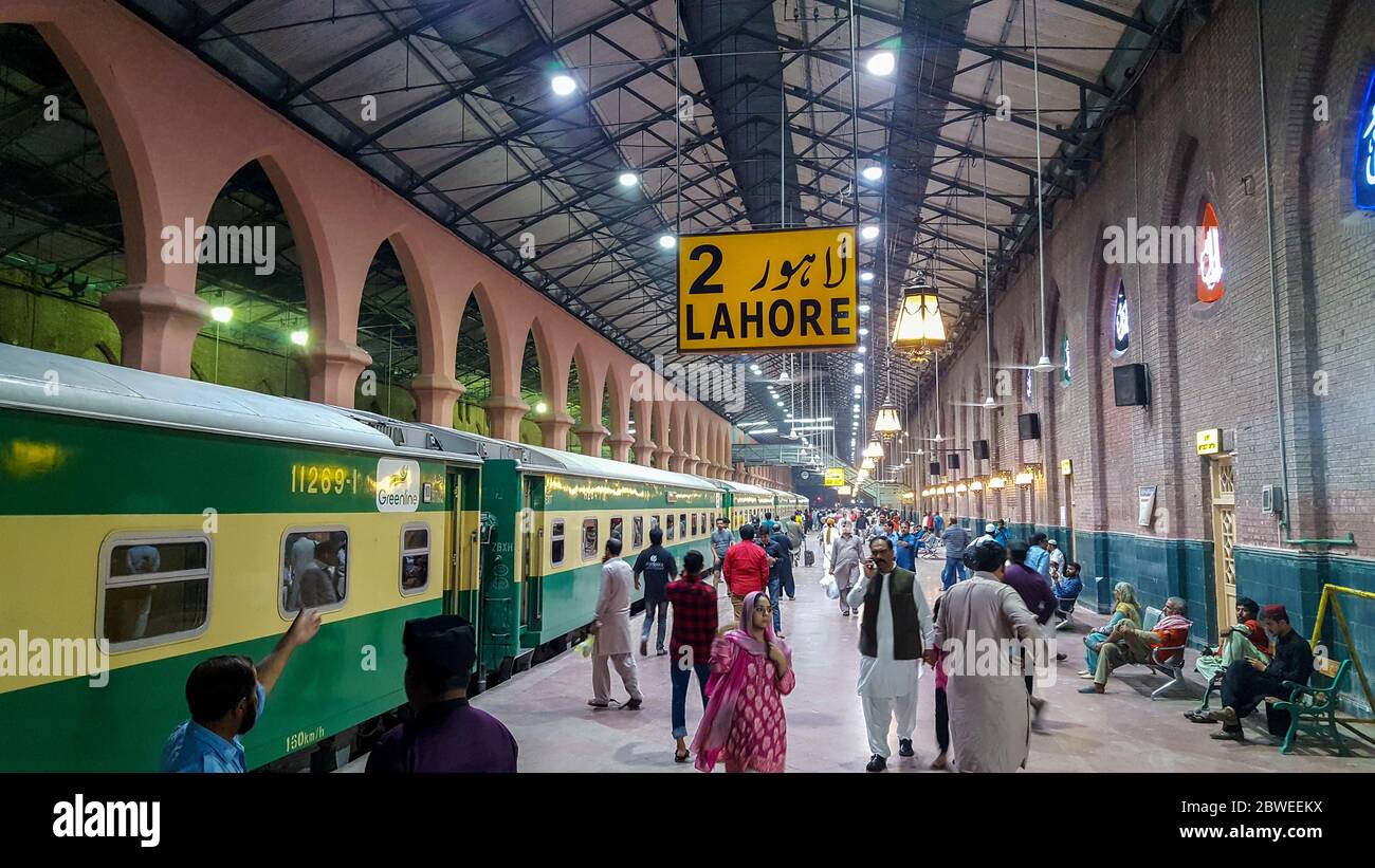 Train railway pakistan passenger hi-res stock photography and images ...