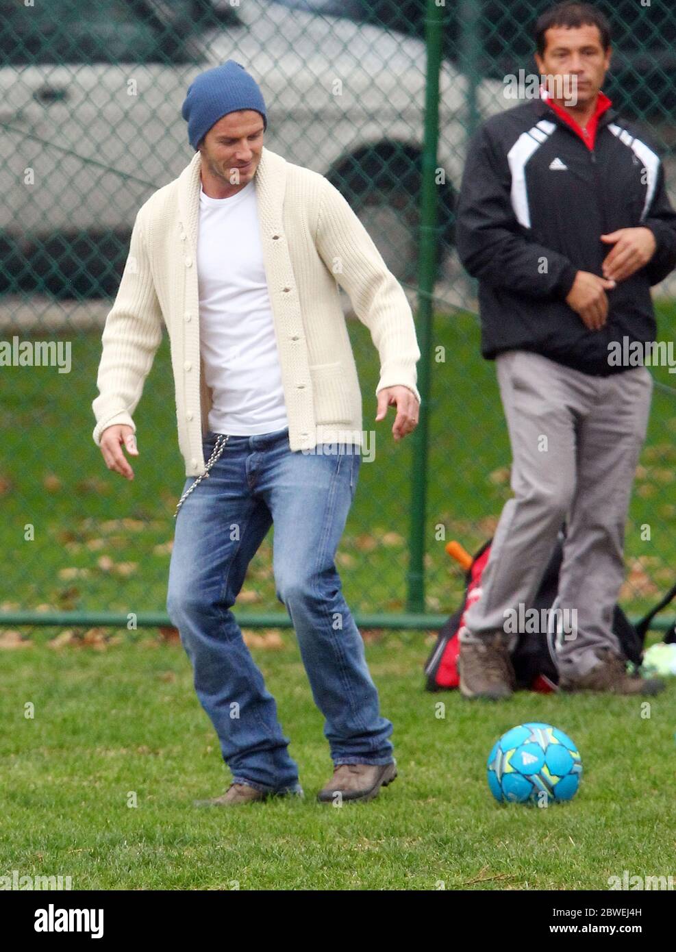 David Beckham takes his sons to soccer and shows off his skills ...