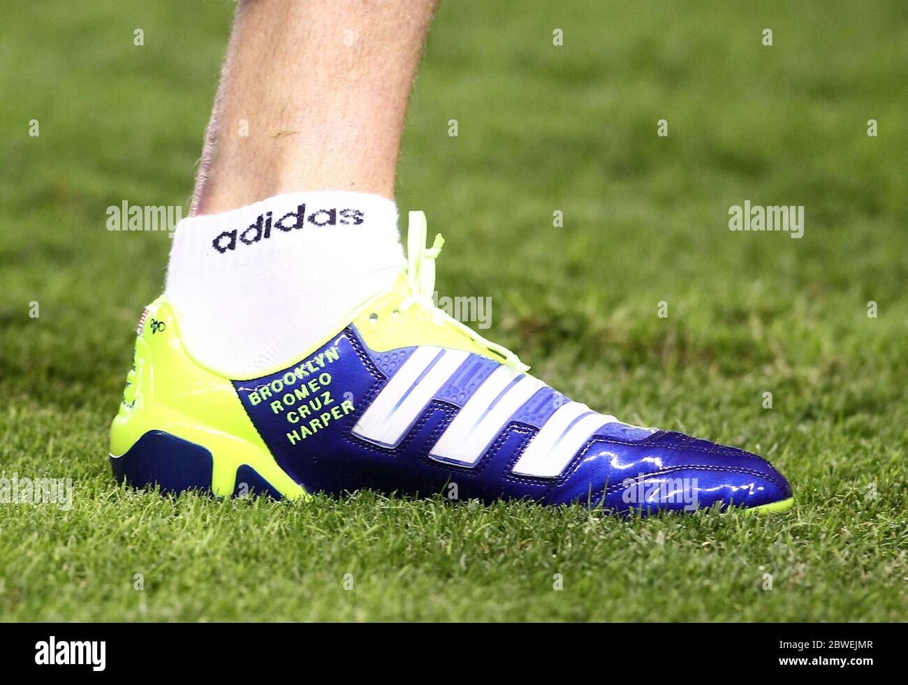 David beckham and thierry henry hi-res stock photography and images - Alamy