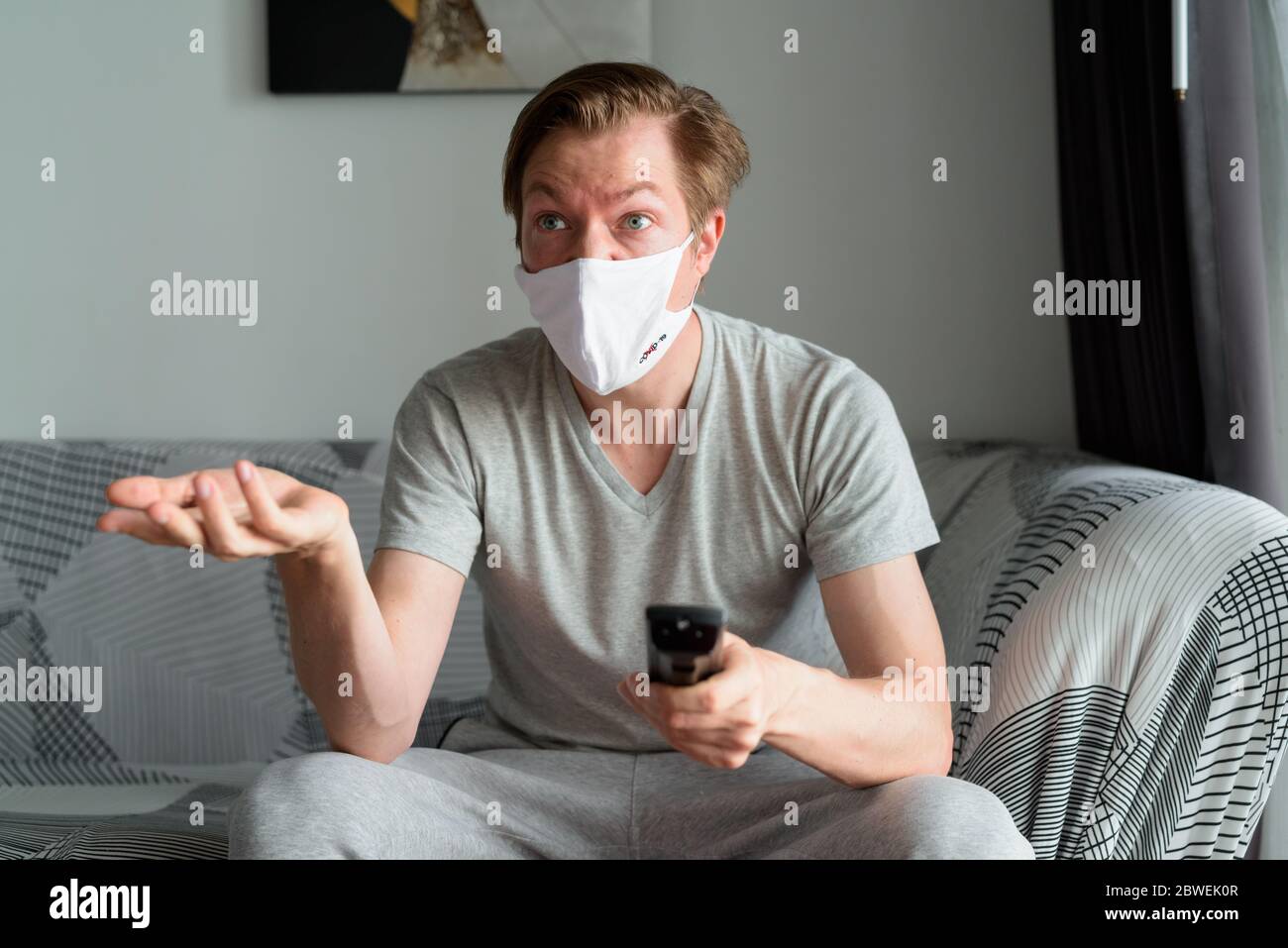 Confused man tv remote hi-res stock photography and images - Alamy