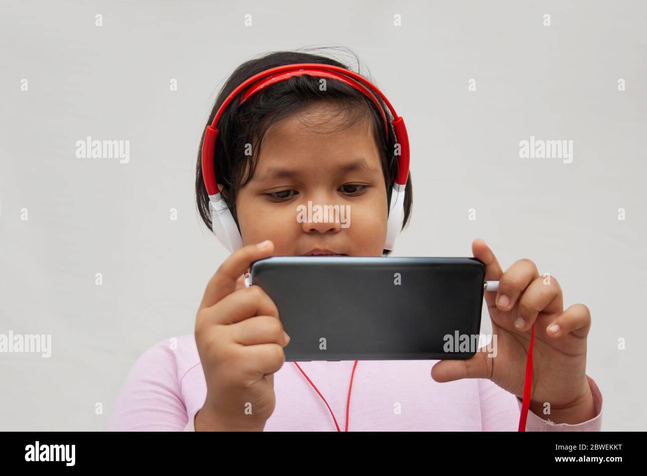 Children using phone india hi-res stock photography and images - Alamy