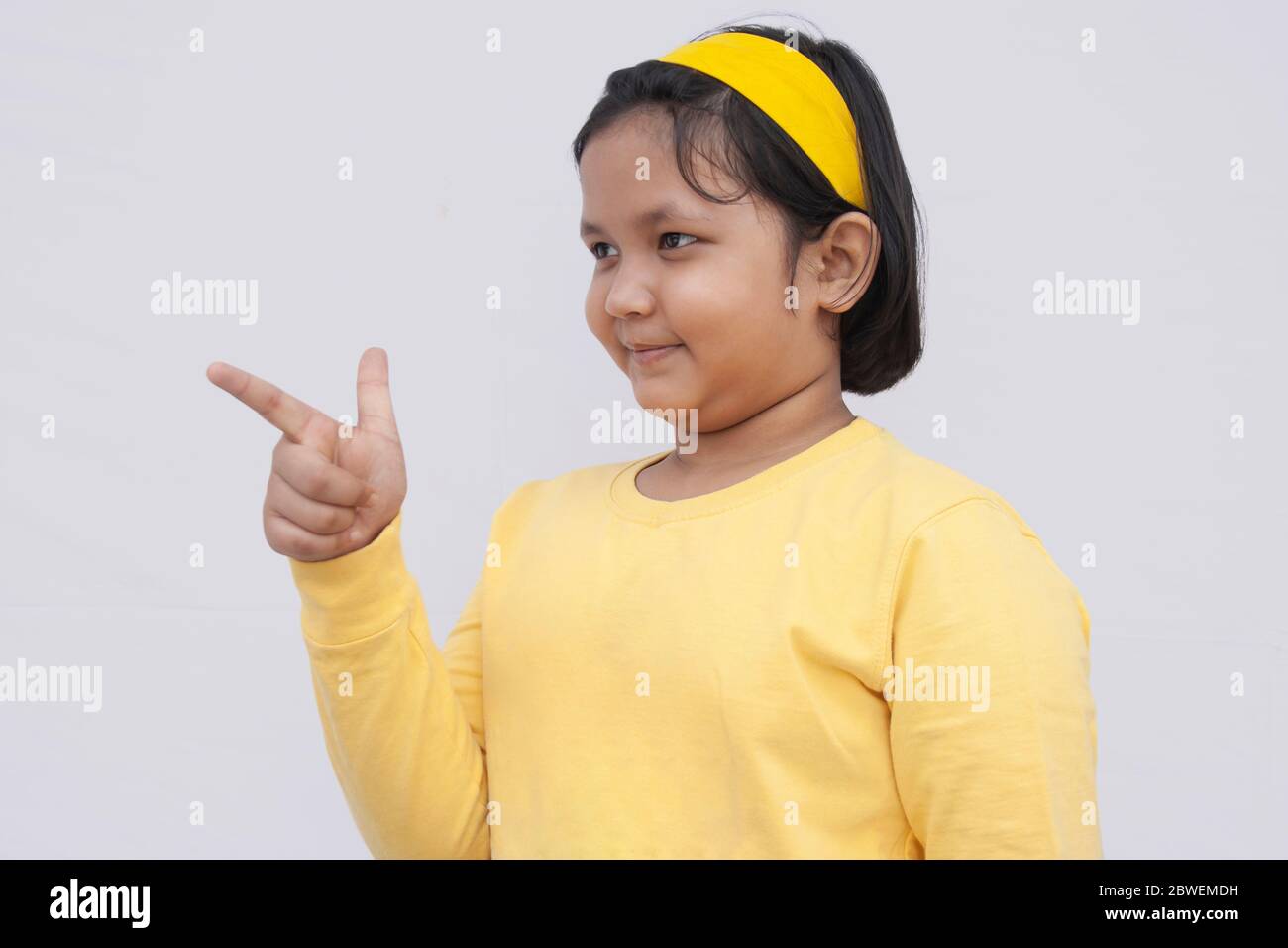 Children pointing shoulder hi-res stock photography and images - Alamy