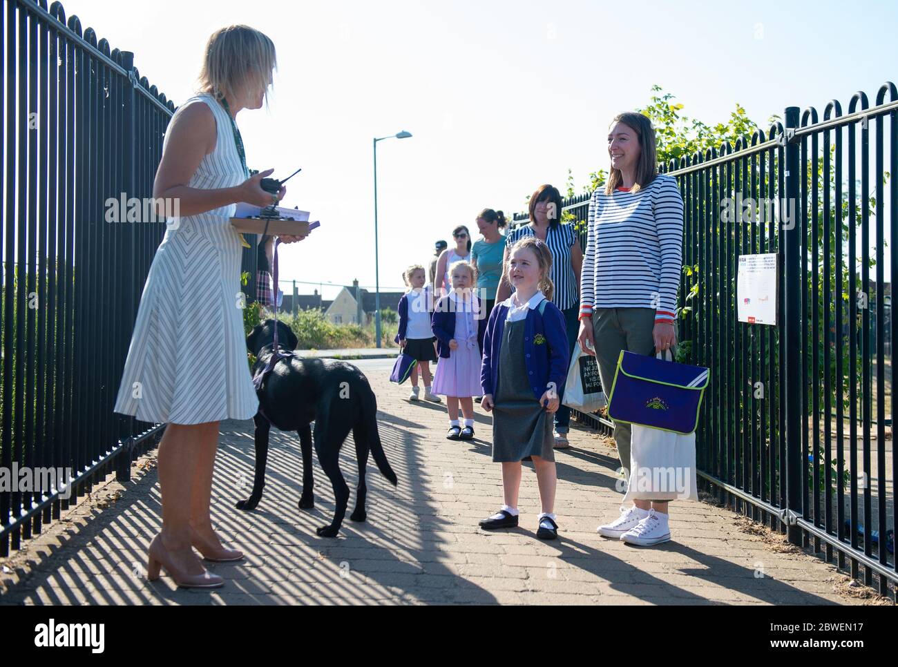 Drop off school uk hi-res stock photography and images - Alamy