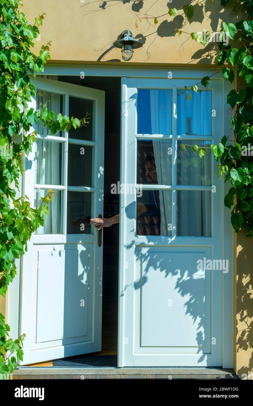 Open front door hi-res stock photography and images - Alamy