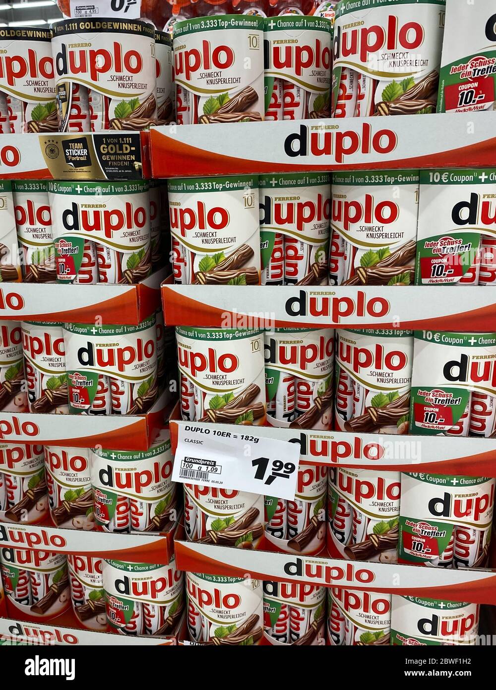 Ferrero duplo chocolate bars hi-res stock photography and images - Alamy