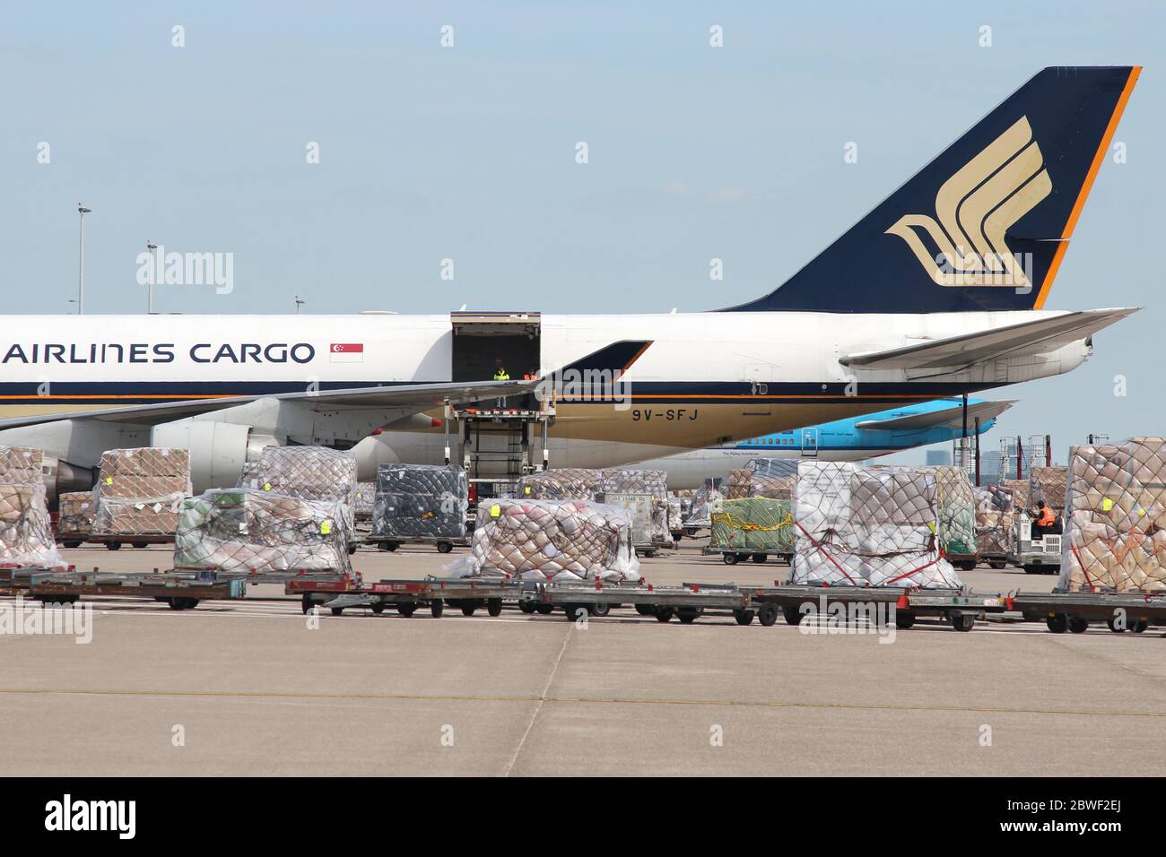 Airport ramp hi-res stock photography and images - Alamy