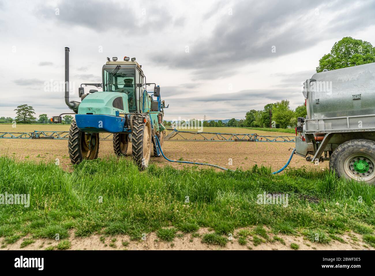 Spraying weeds hi-res stock photography and images - Alamy