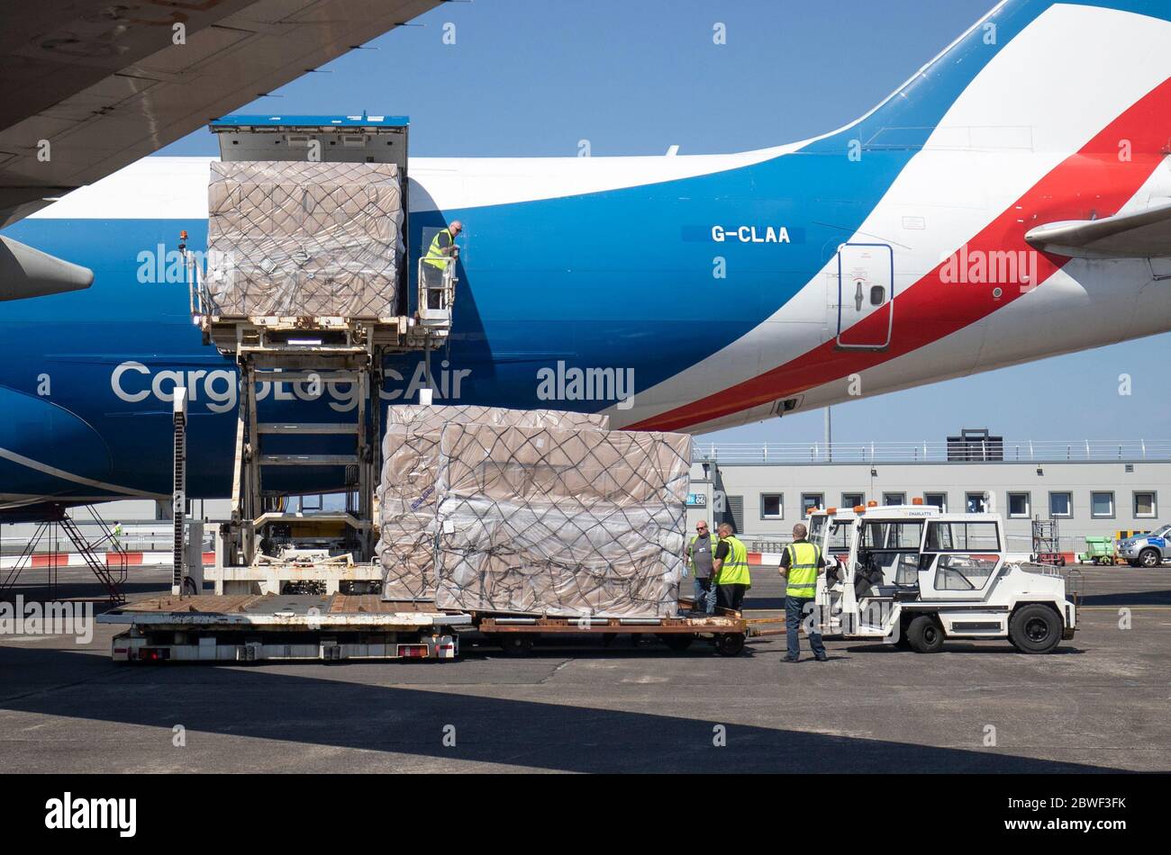 Consignment nhs medical supplies hi-res stock photography and images ...