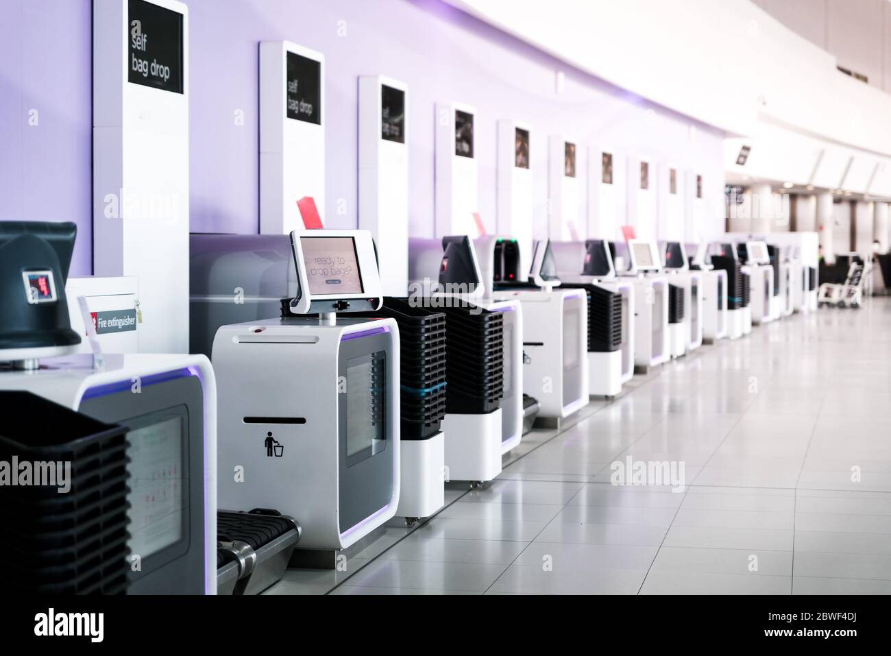 Empty airport check in counter hi-res stock photography and images - Alamy