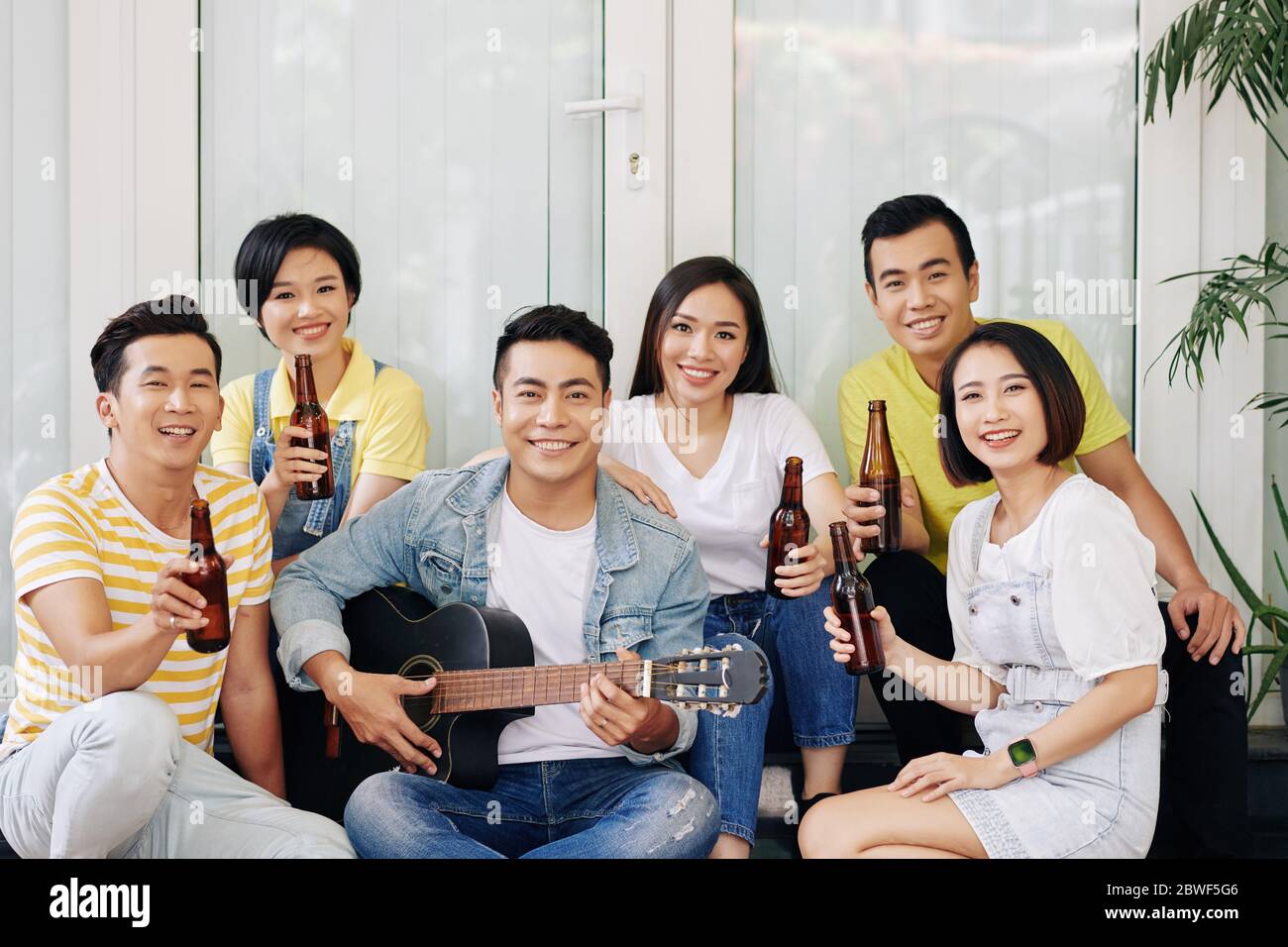 Men singing with beer hi-res stock photography and images - Alamy
