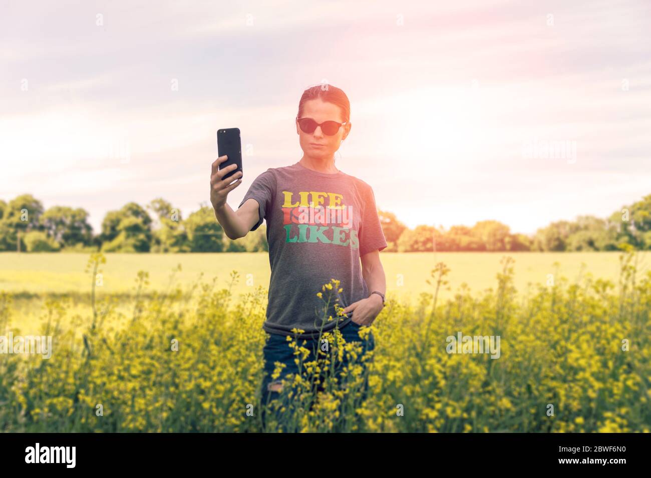 Taking a photo photograph selfies hi-res stock photography and images ...