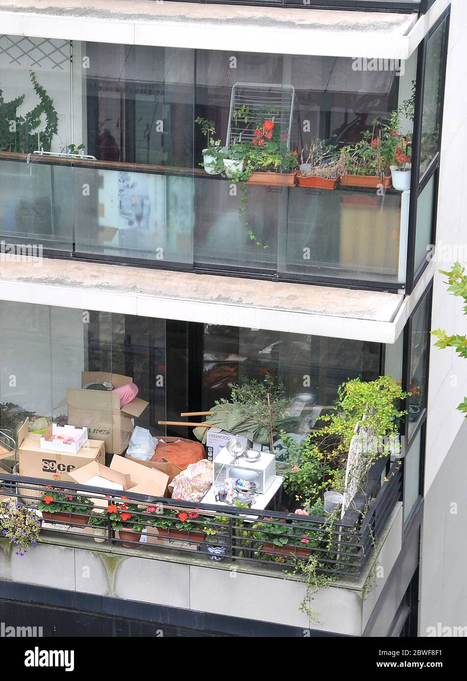 Paris building corner balcony view hi-res stock photography and images ...