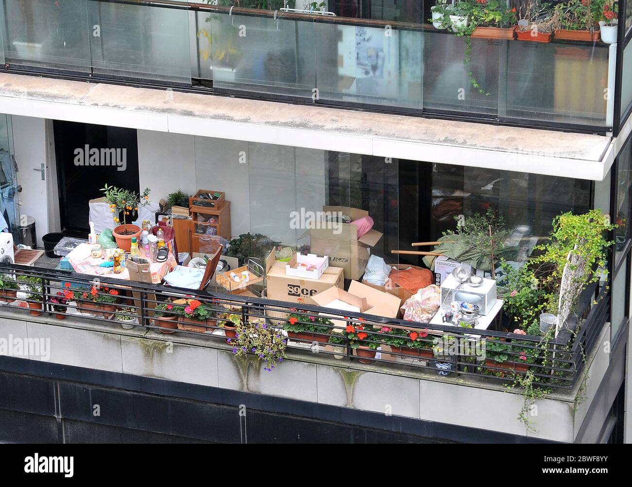 Paris building corner balcony view hi-res stock photography and images ...