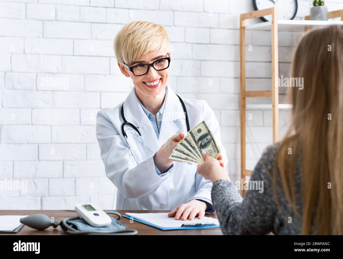 Doctor takes money hi-res stock photography and images - Alamy