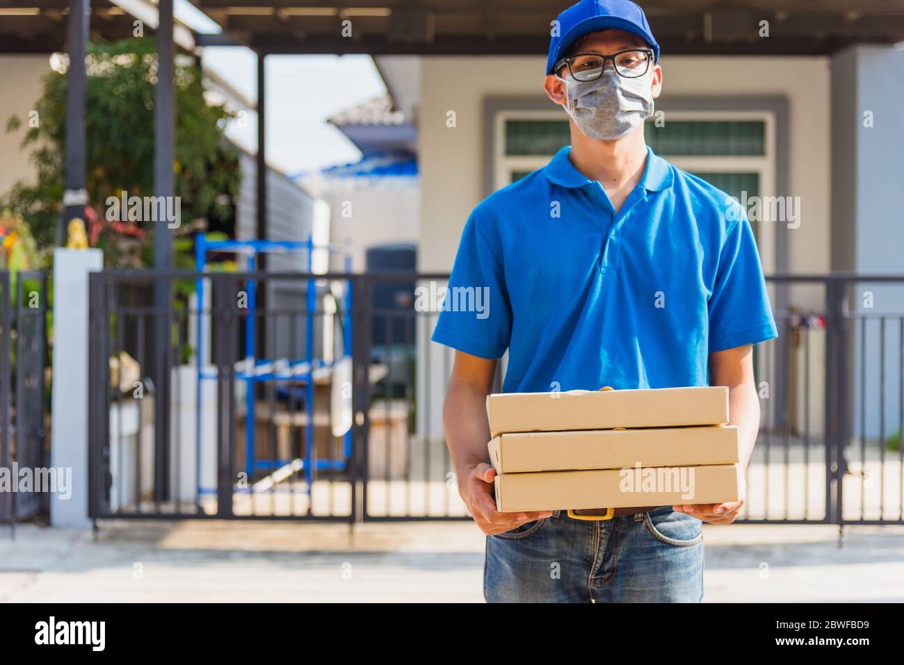 Delivery driver in blue uniform hi-res stock photography and images - Alamy