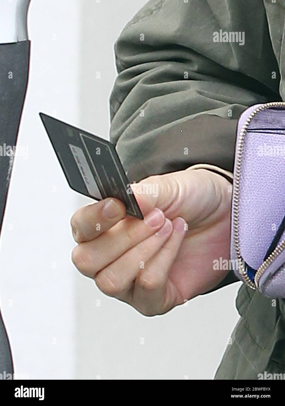 Jennifer Garner uses a 'black' credit card to pay the parking meter ...