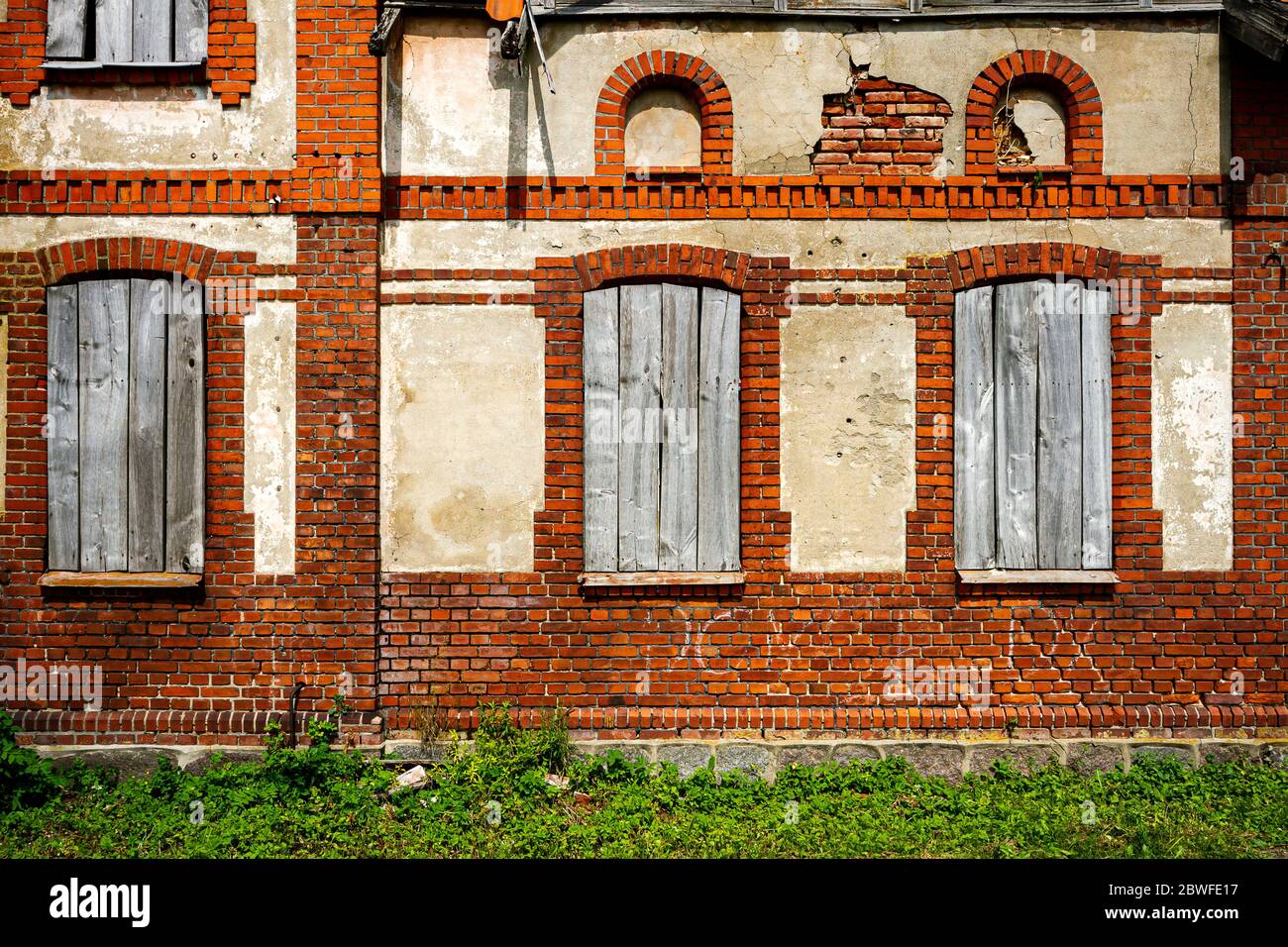 Abandoned house with boarded up windows Stock Photo - Alamy