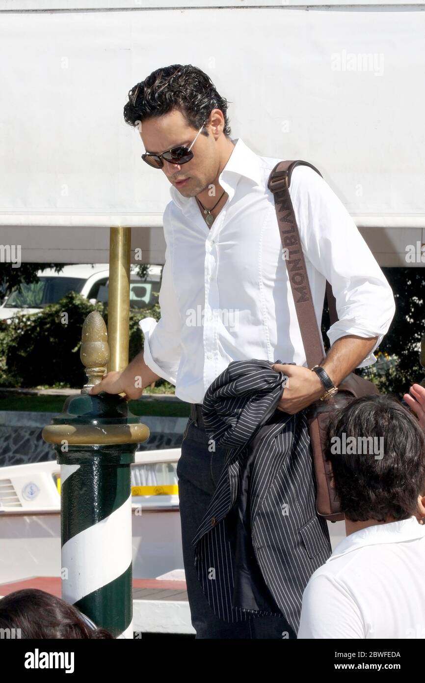 Garko hi-res stock photography and images - Alamy