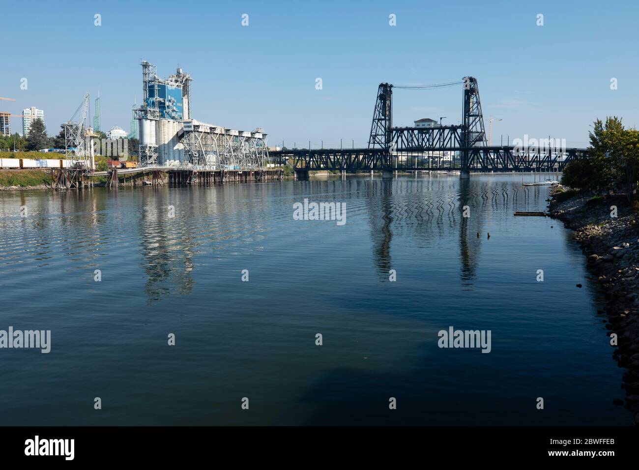 Bridge on Willamette River, Portland, Oregon, USA Stock Photo - Alamy