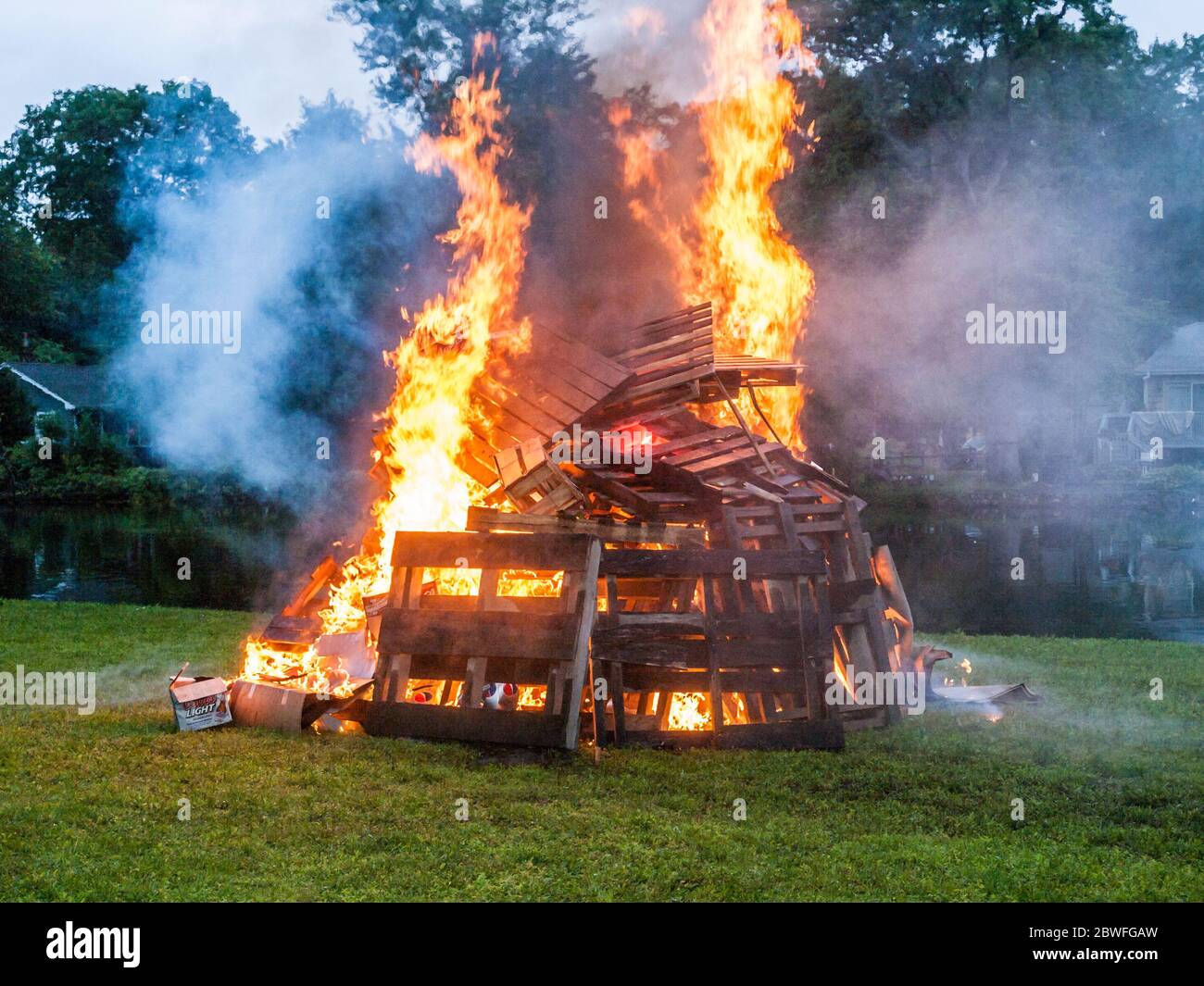 Wooden pallets on a bonfire hi-res stock photography and images - Alamy