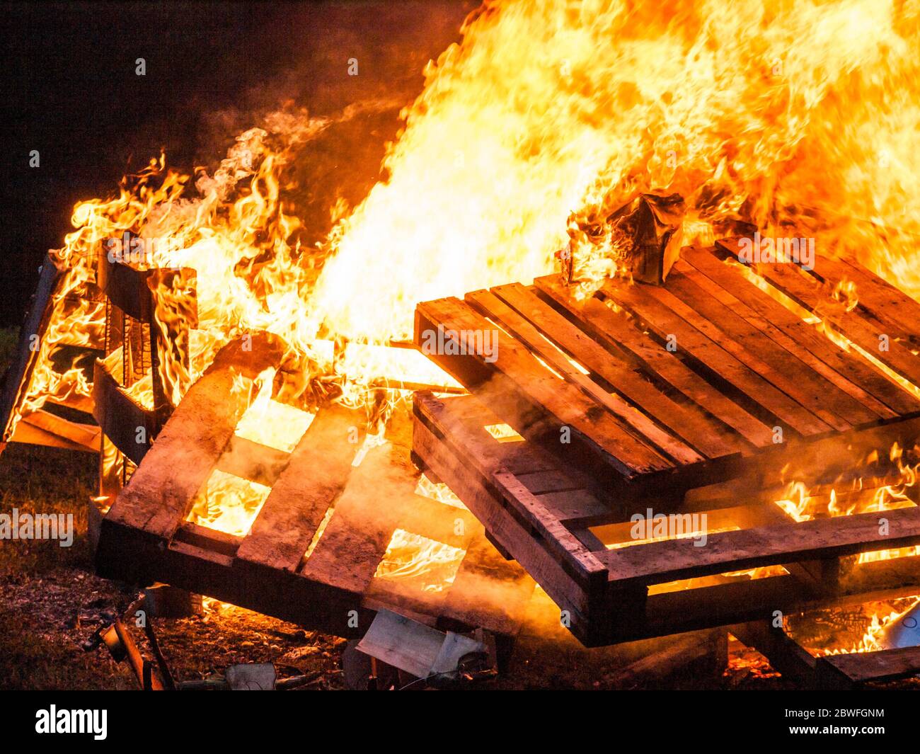 Fire pallets night hi-res stock photography and images - Alamy