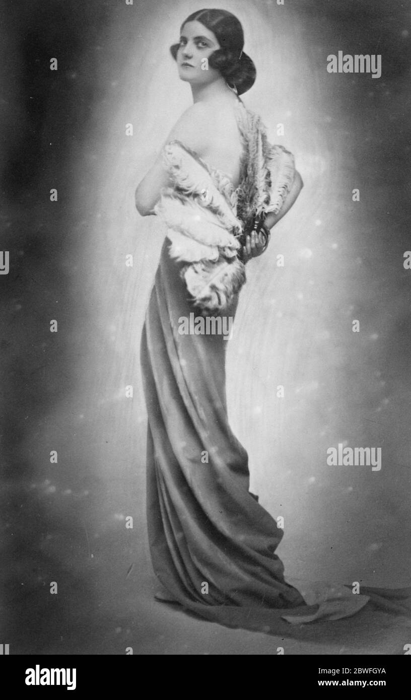 Fashion beauty in paris Black and White Stock Photos & Images - Alamy