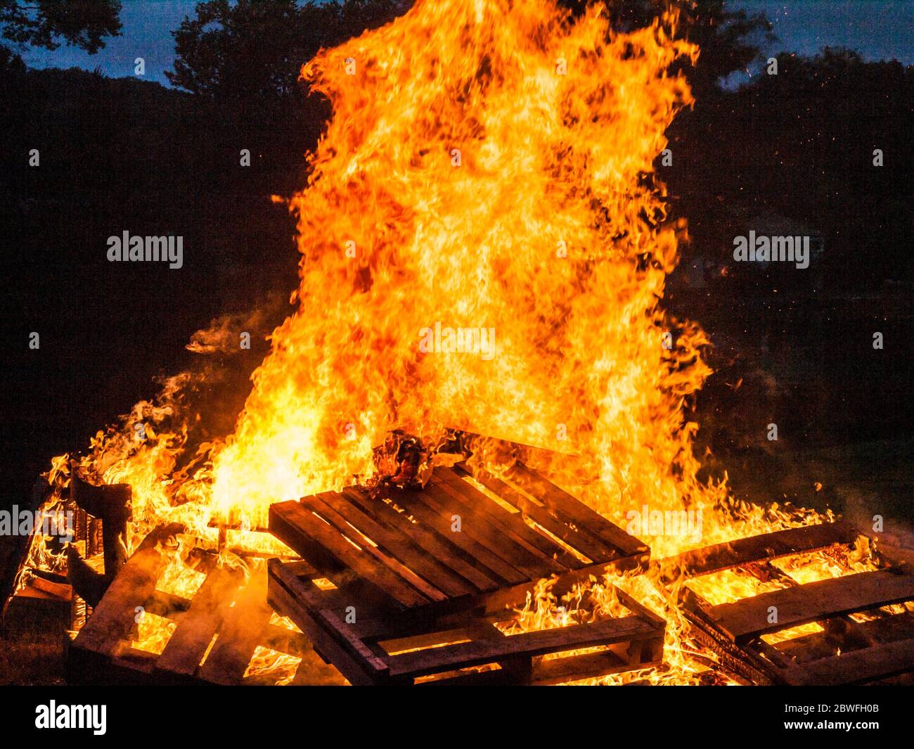 Bonfire of pallets hi-res stock photography and images - Alamy