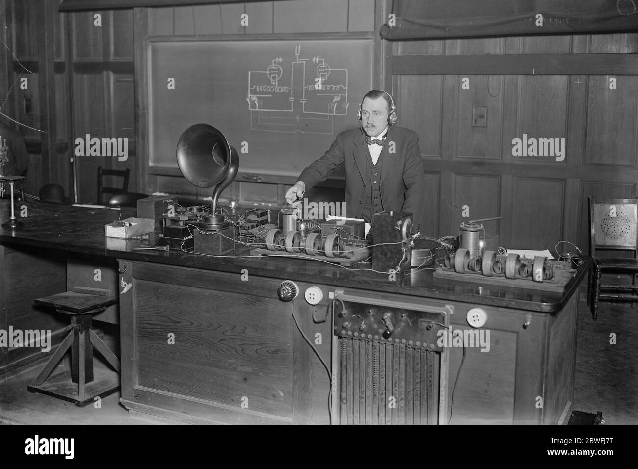 The new wireless language . Mr W Eccles , Professor of applied Physics ...