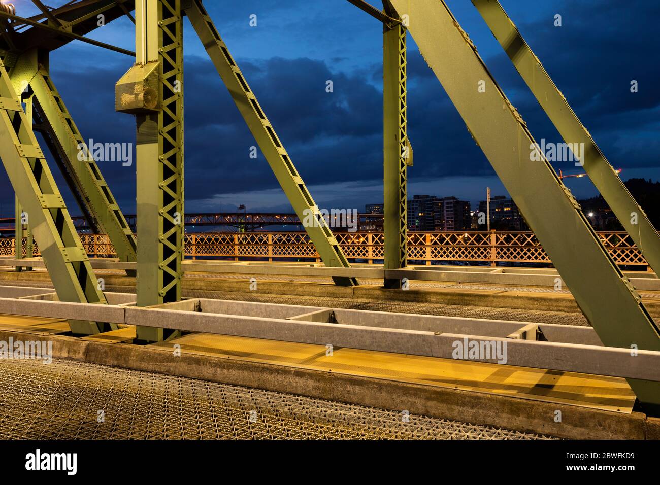 Vertical hawthorne bridge hi-res stock photography and images - Alamy