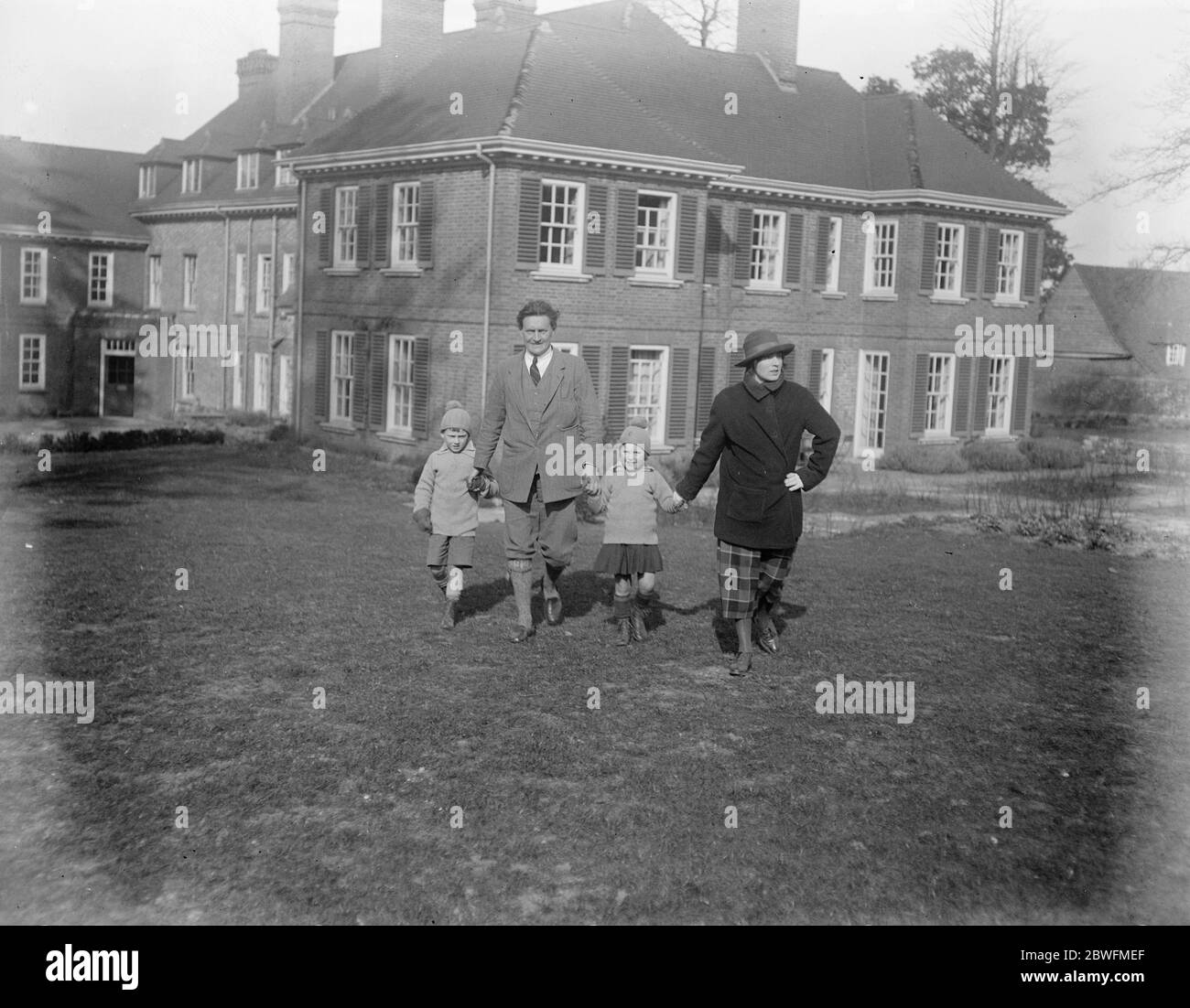 Popular Actors ' s Farm Mr Henry Ainley devotes his spare time on his ...