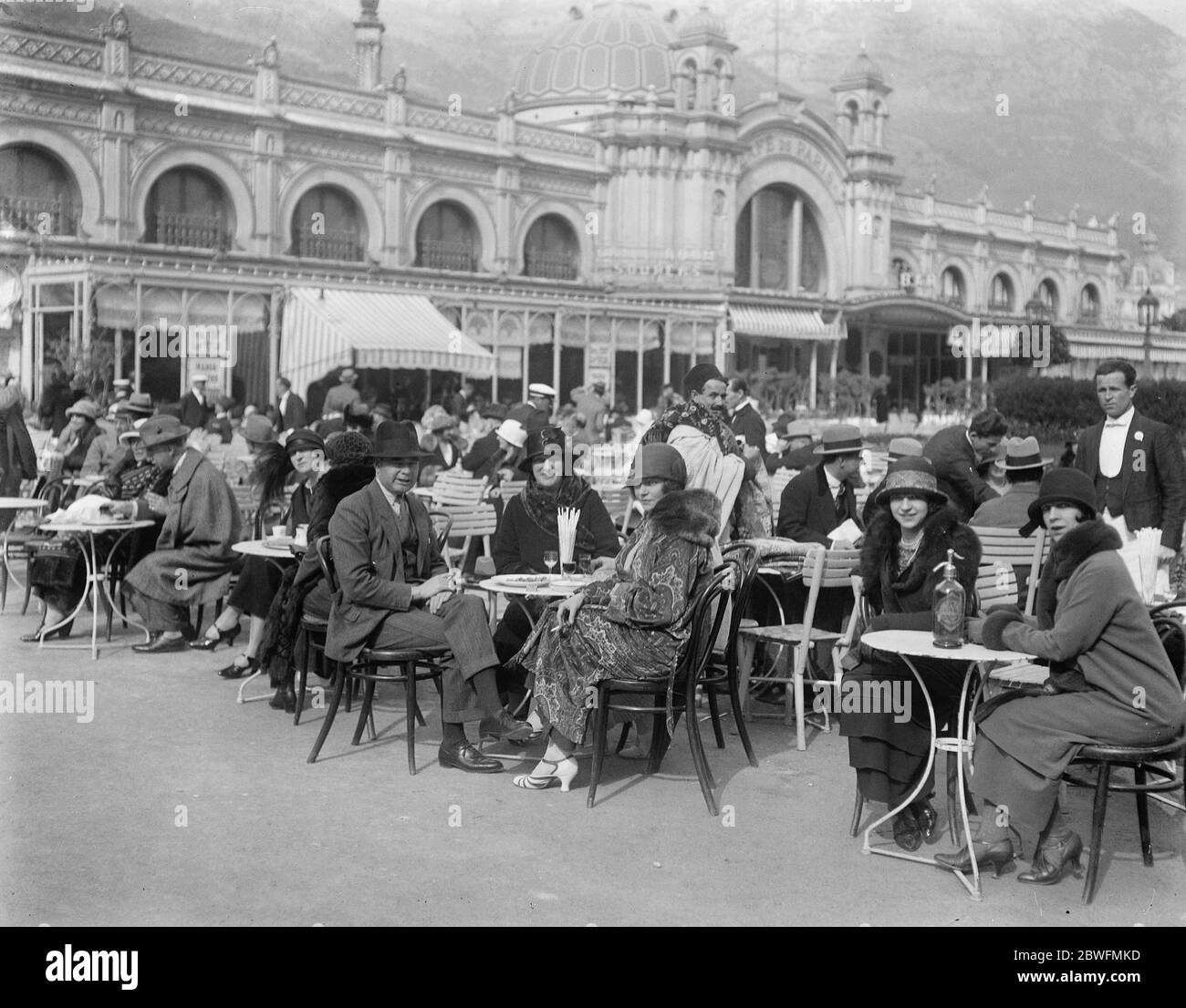 1920s paris cafe hi-res stock photography and images - Alamy