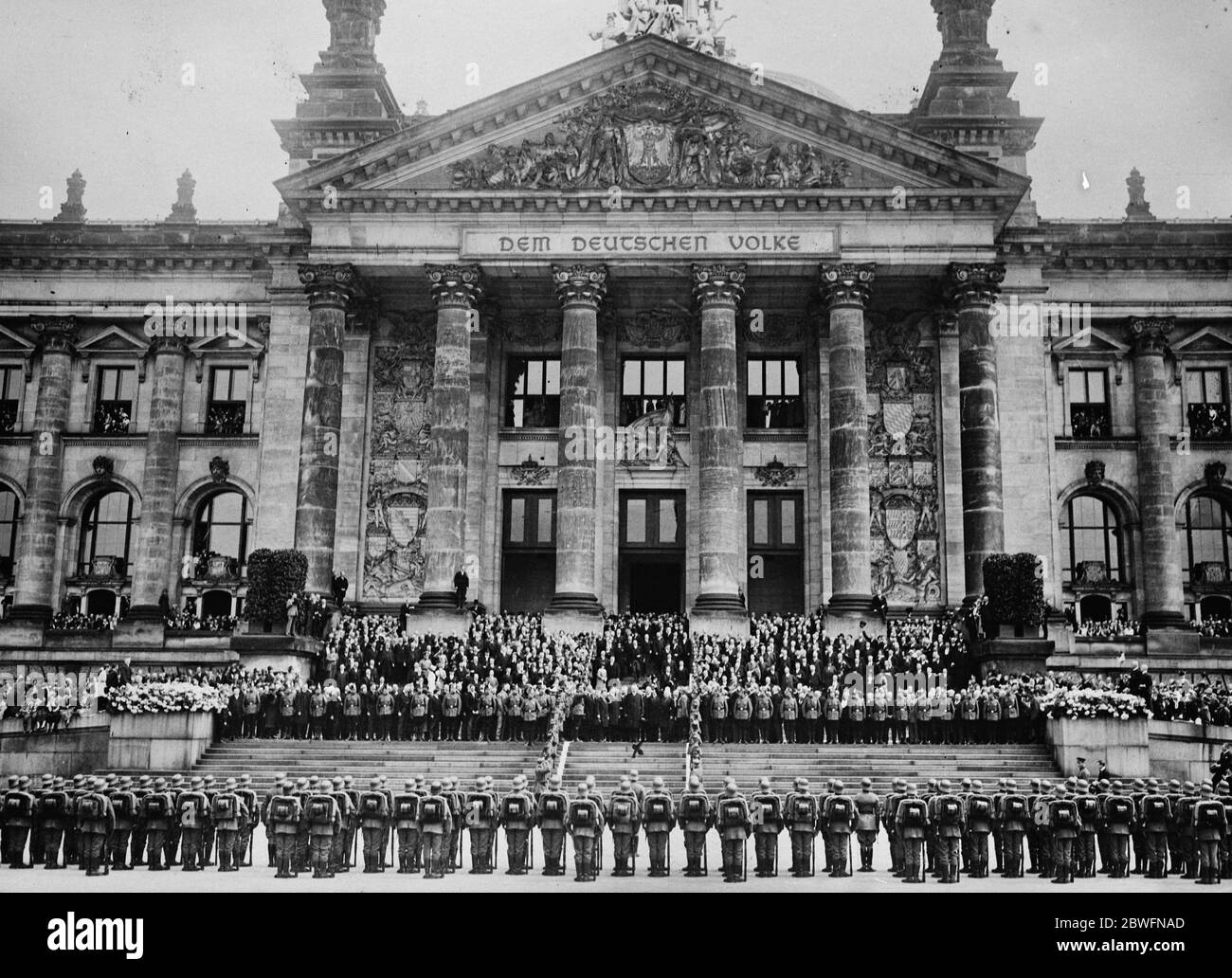 Hindenburg takes the oath WOnderful scenes outside German Reichstag ...