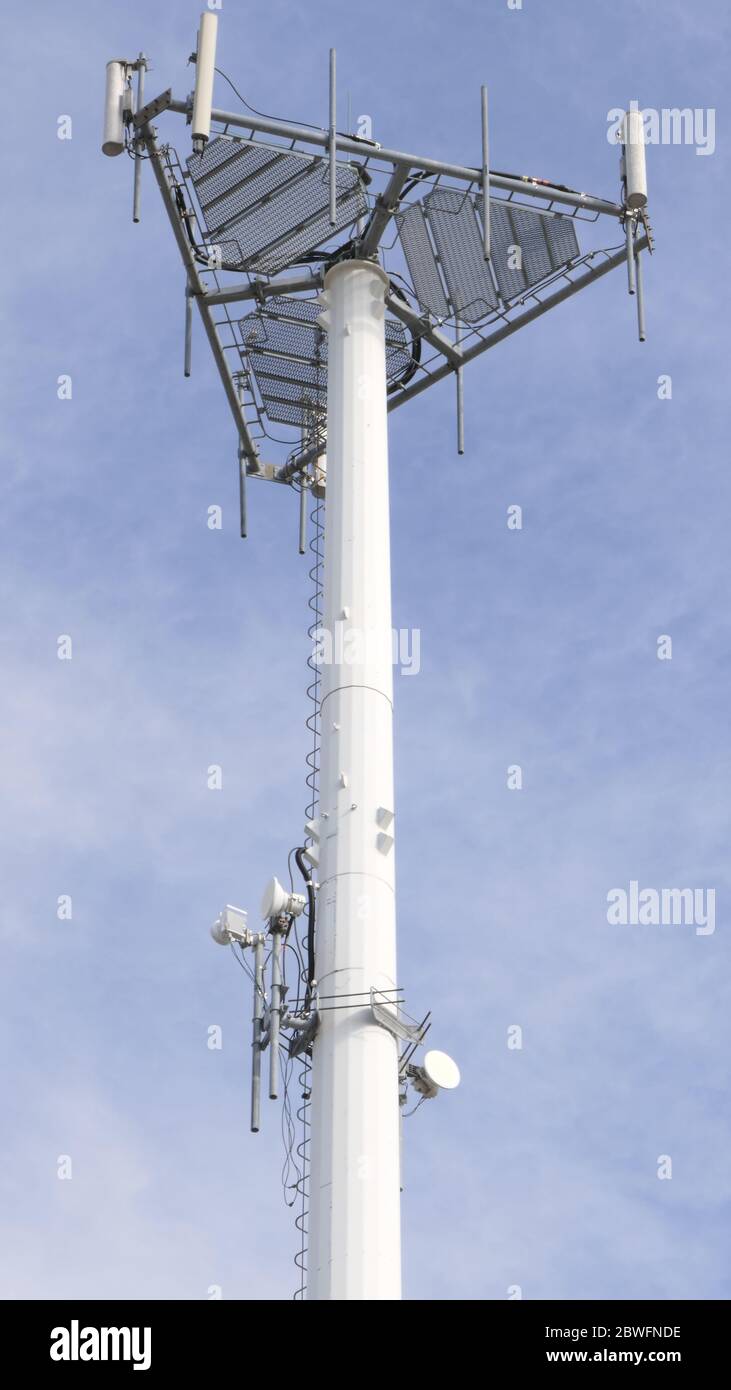 Antenna array 5g hi-res stock photography and images - Alamy
