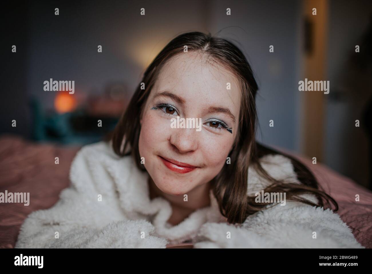 straight on portrait of tween girl smiling Stock Photo - Alamy
