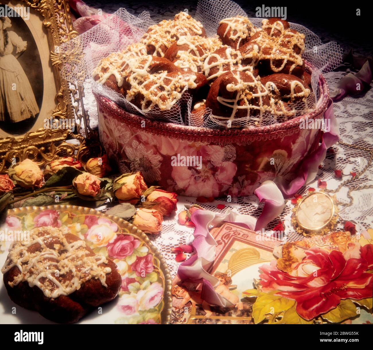 Knot pastry hi-res stock photography and images - Alamy