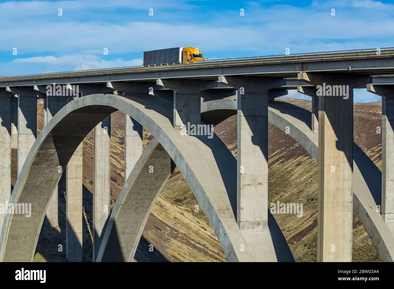 Highway bridge supports hi-res stock photography and images - Alamy