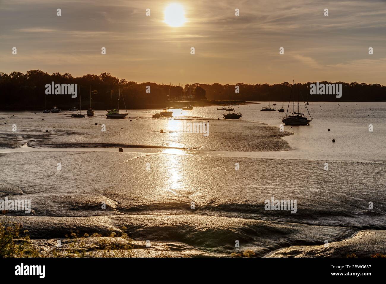 It's a sequence of 5 images of a sunset in France - We can see the sun ...